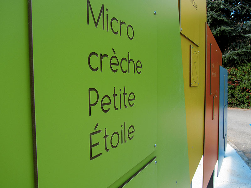 Panneaux de signalétique pour faciliter l'accessibilité à l'école