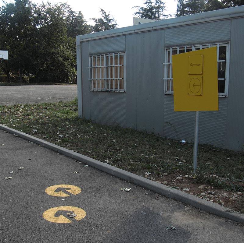Panneaux de signalétique pour faciliter l'accessibilité à l'école